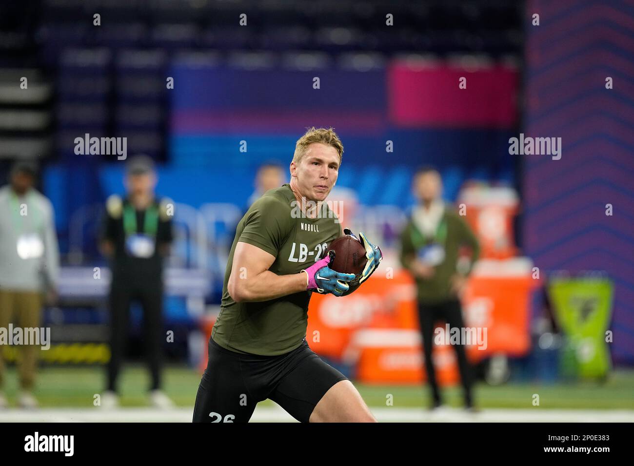 Arkansas linebacker Drew Sanders runs a drill at the NFL football ...