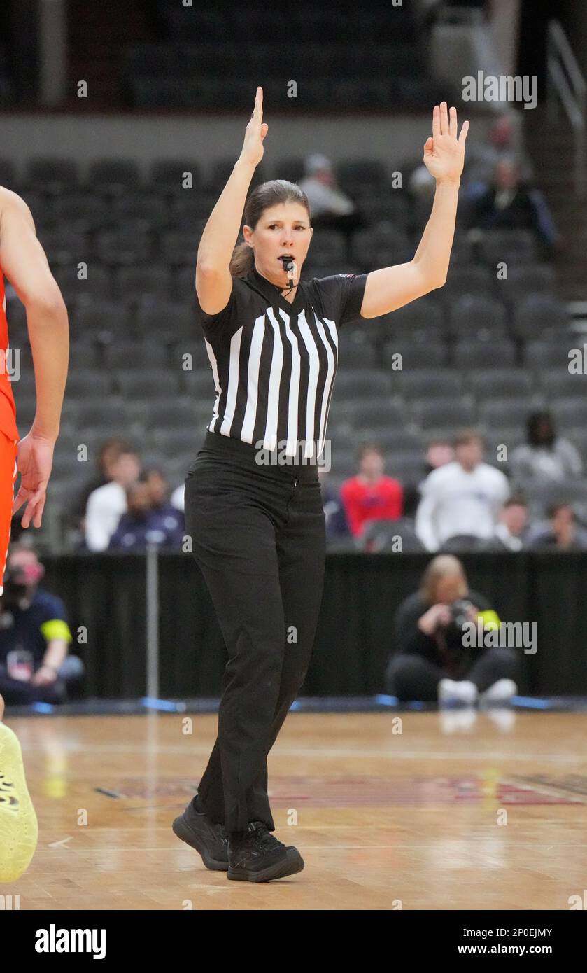 St. Louis, United States. 02nd Mar, 2023. Referee Amy Bonner signals a ...