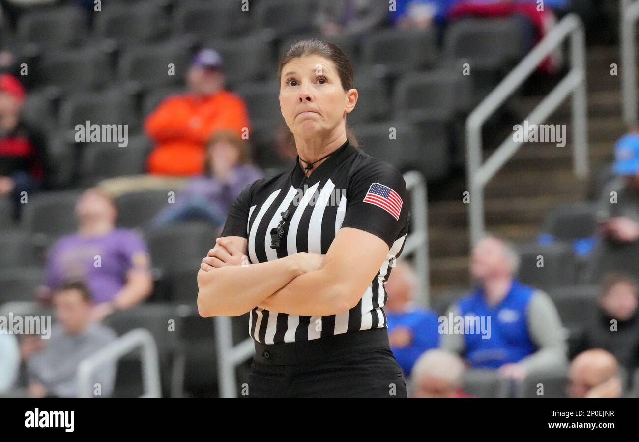 Basketball time out referee hi-res stock photography and images - Alamy