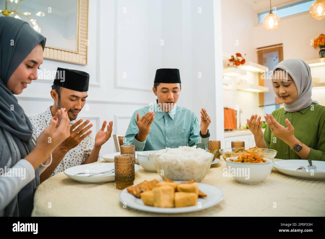 muslim family prayed together before eating dinner Stock Photo - Alamy