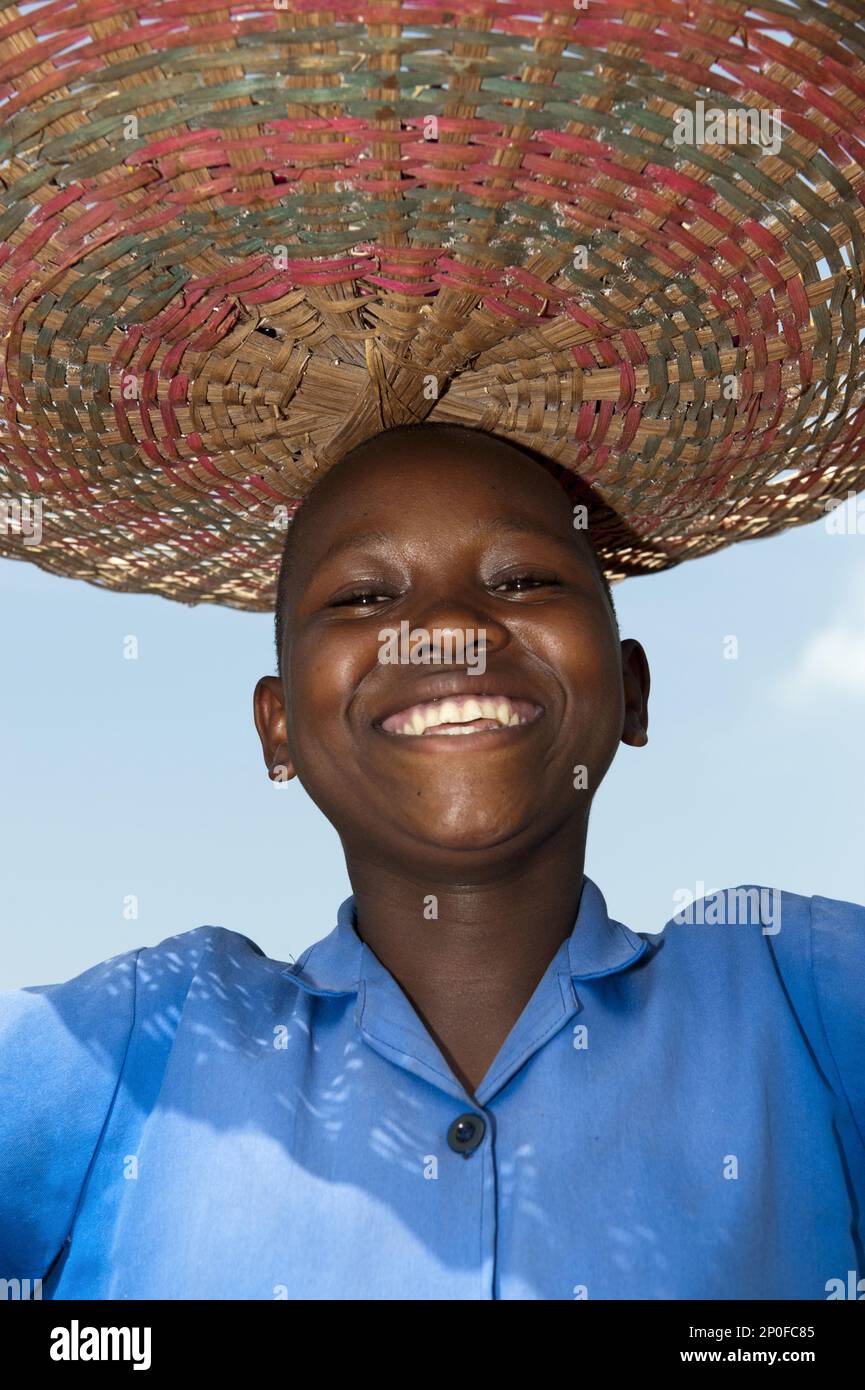 Smiling Rwandan girl with basket on her head Stock Photo - Alamy