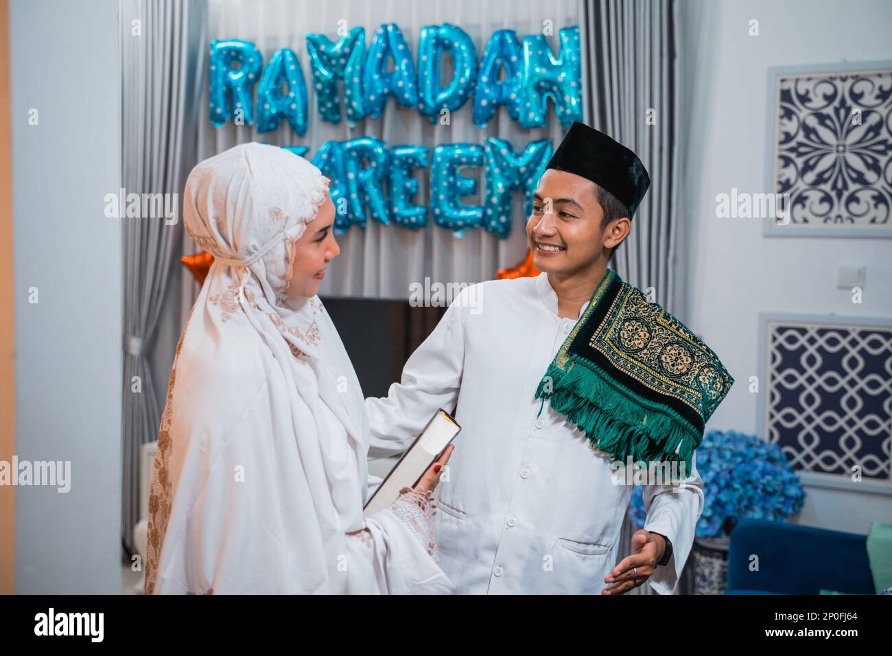 Asian muslim couple chatting hi-res stock photography and images - Alamy