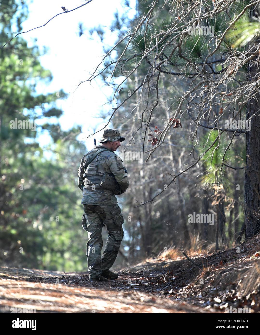 A Soldier assigned to the U.S. Army John F. Kennedy Special Warfare ...