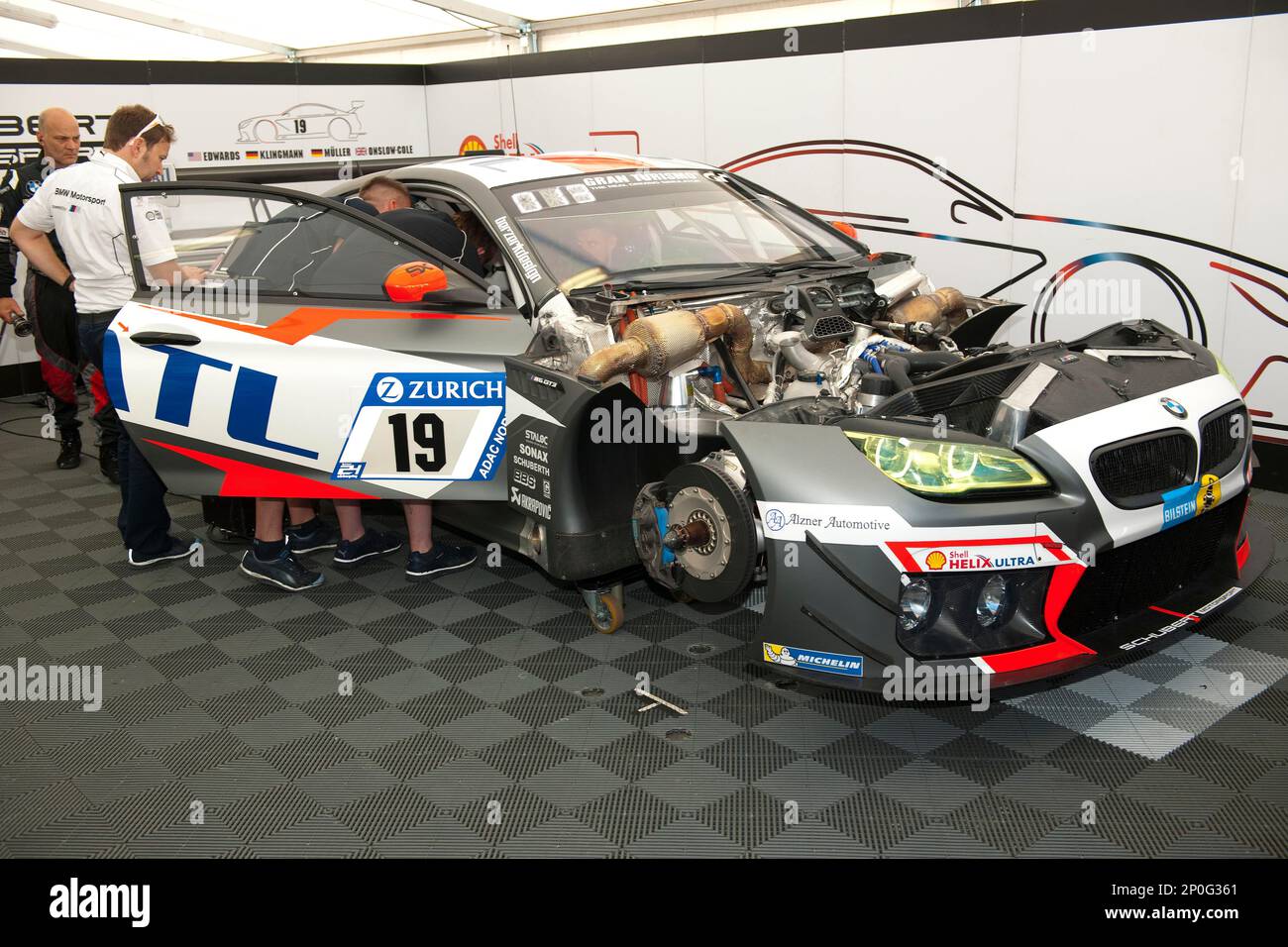 BMW M6 GT3 in box, engine maintenance, Schubert Motorsport ...