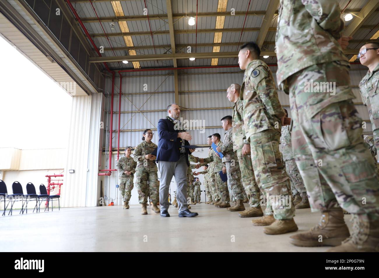Hawaii Army National Guard (HIARNG) Soldiers from the 189th Aviation ...