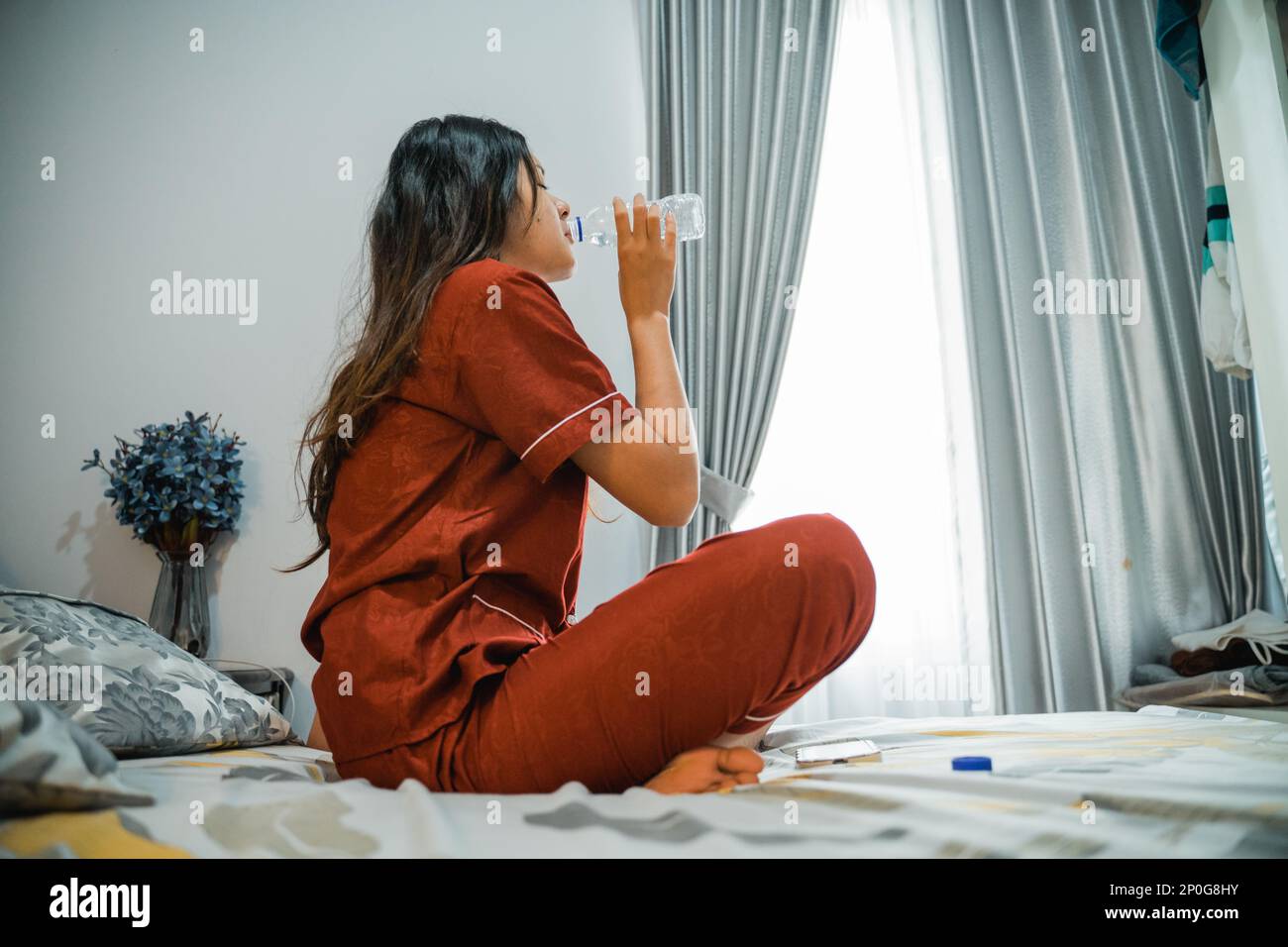 woman wakes up drinking a bottle of mineral water Stock Photo - Alamy