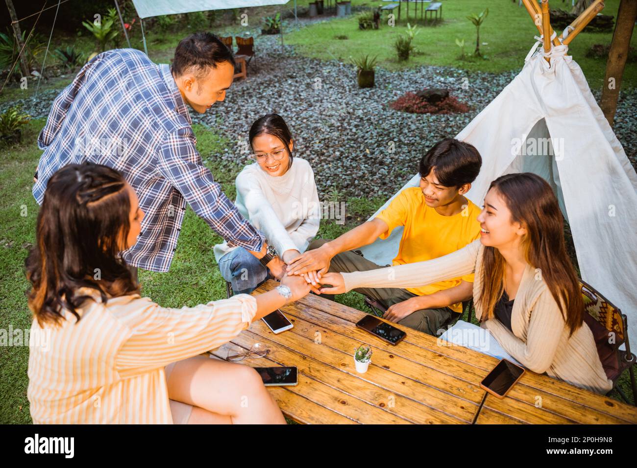 High five outdoors group holiday hi-res stock photography and images ...