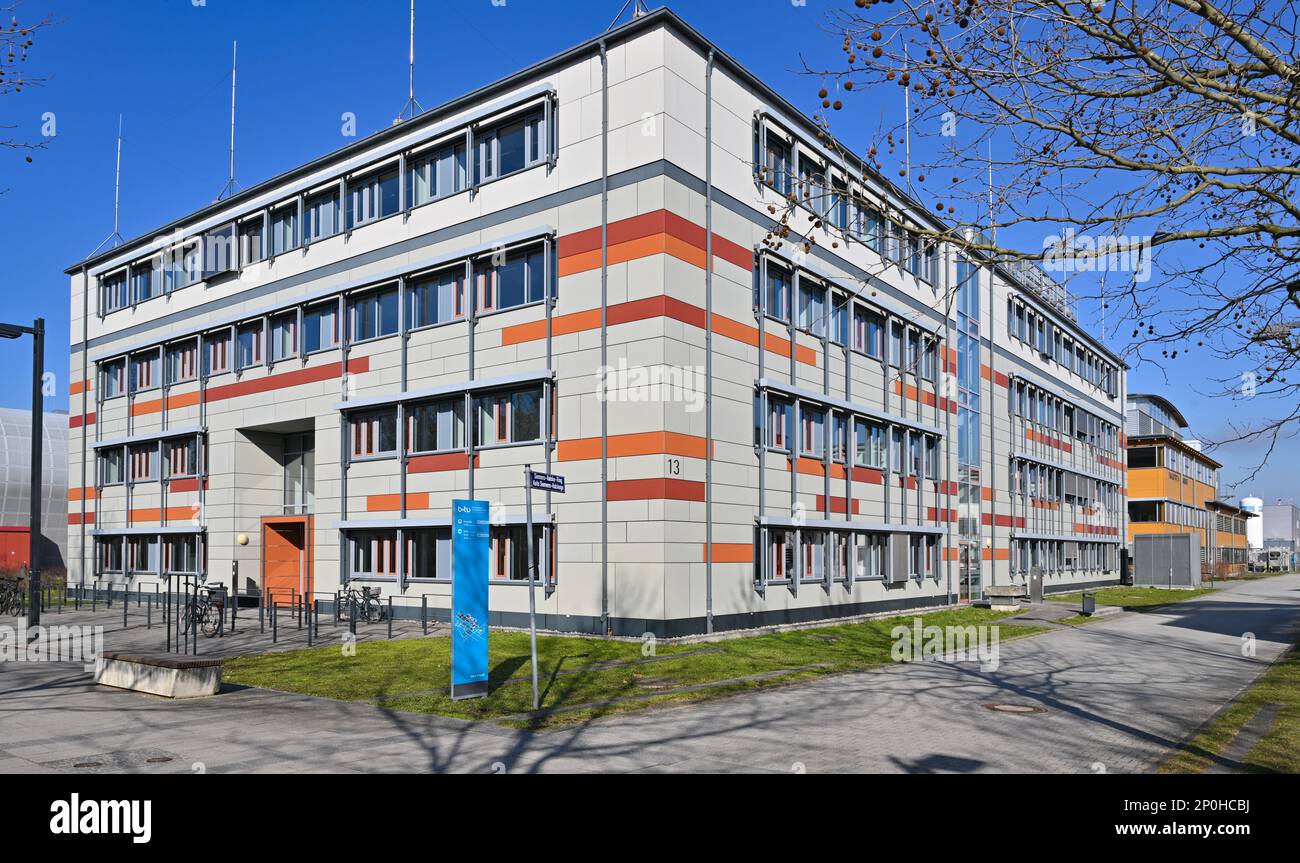 News technology campus hi-res stock photography and images - Alamy