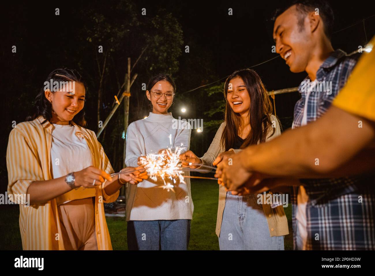 Group standing around a tent hi-res stock photography and images - Alamy