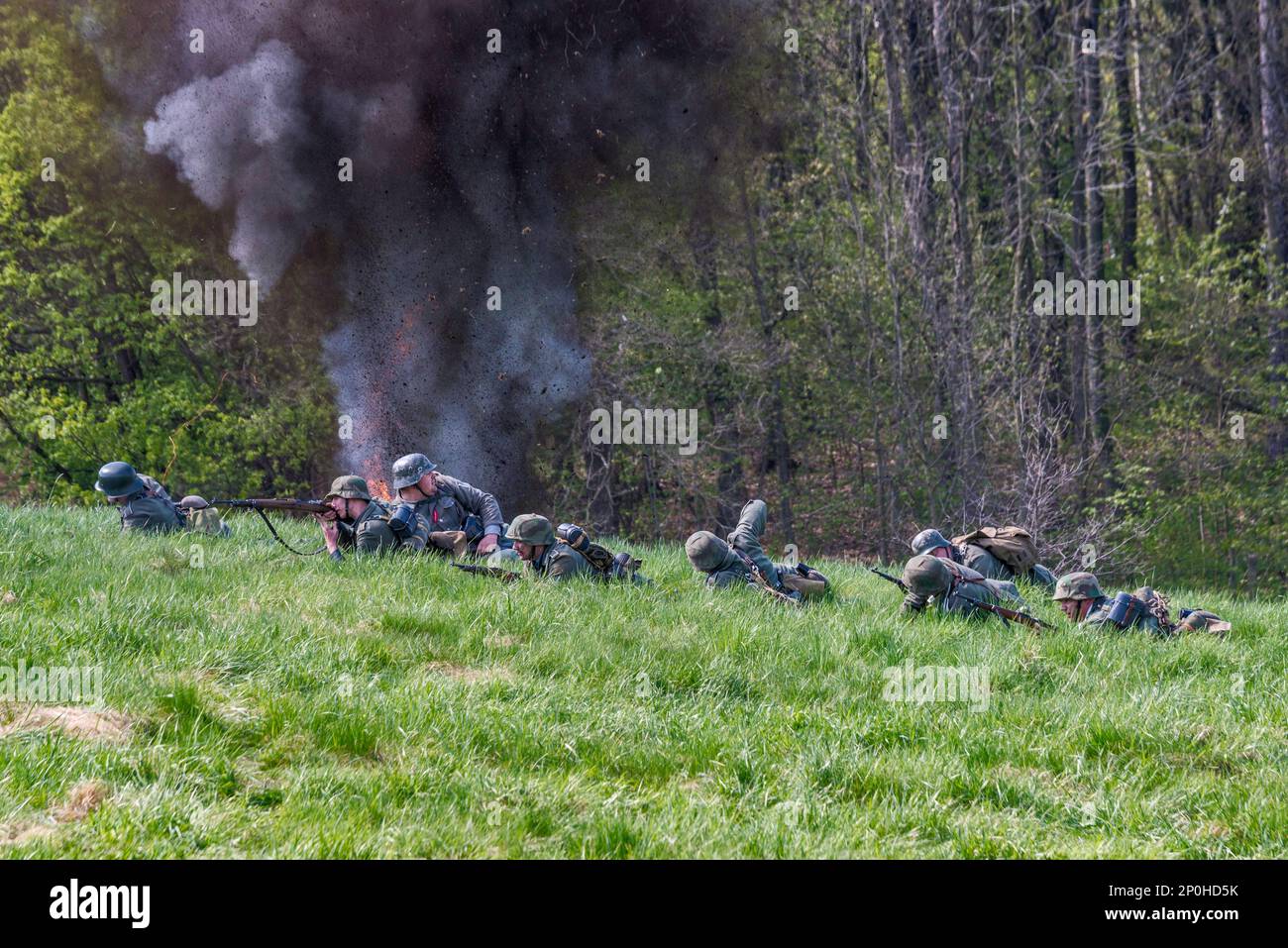 Ww2 soldiers under fire hi-res stock photography and images - Alamy