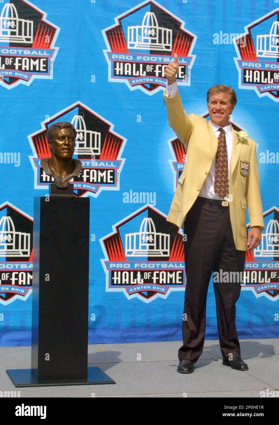 8 AUGUST 2004: Denver Broncos John Elway gives the thumbs up to the Bronco fans on induction day ...