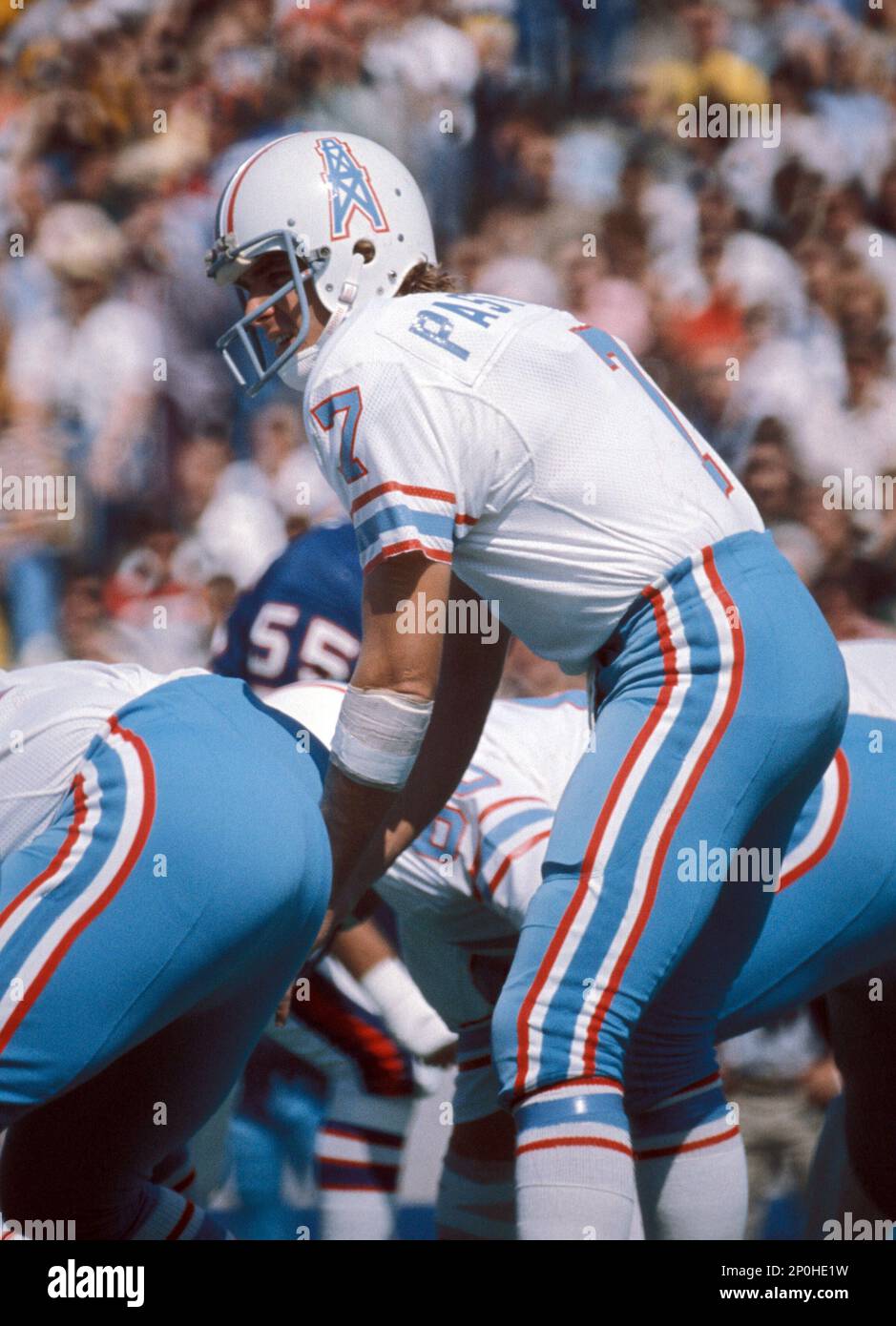 FILE: Dan Pastorini of the Houston Oilers. (Photo by Cliff Welch/Icon ...
