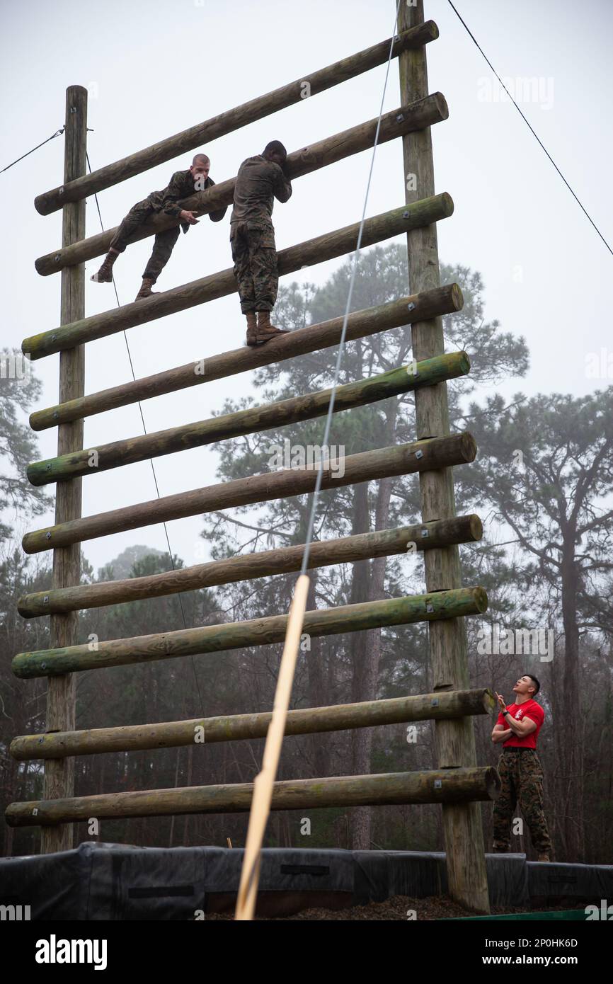 Recruits with Delta Company, 1st Recruit Training Battalion navigate ...
