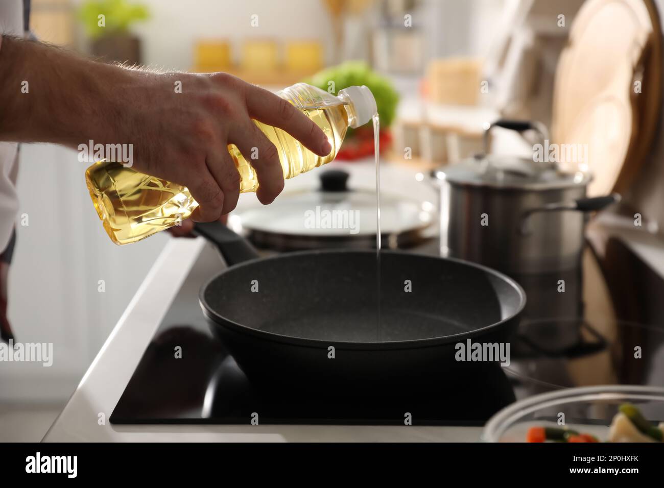 Man pouring cooking oil frying hi-res stock photography and images - Alamy
