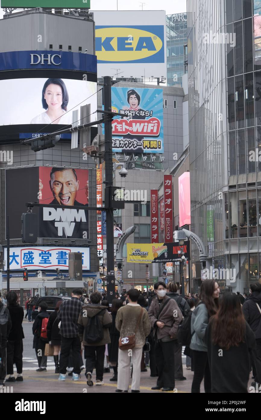 Bustling streets of Tokyo Stock Photo - Alamy