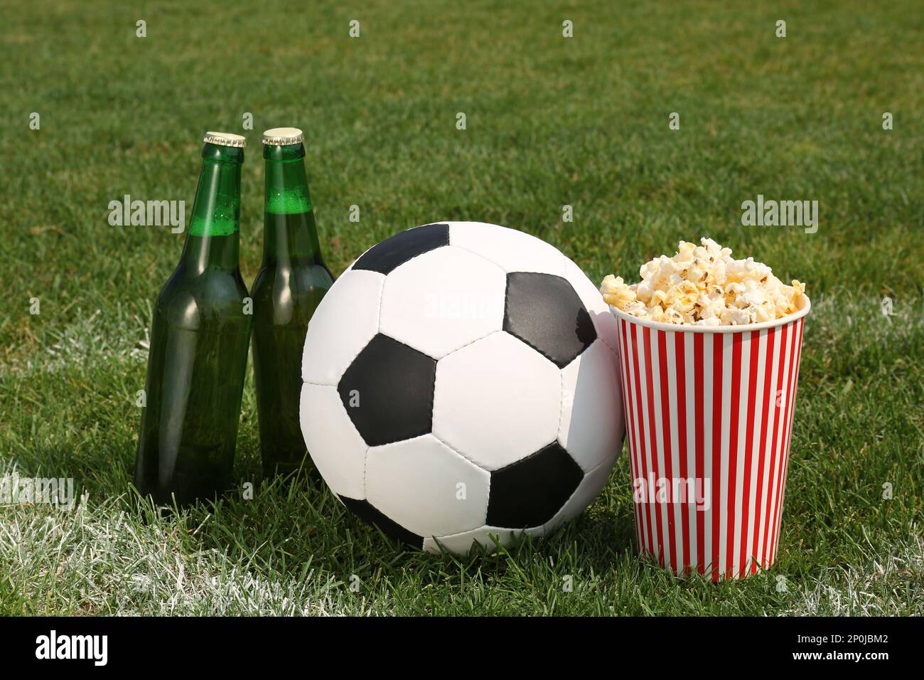 Paper ball popcorn hi-res stock photography and images - Alamy