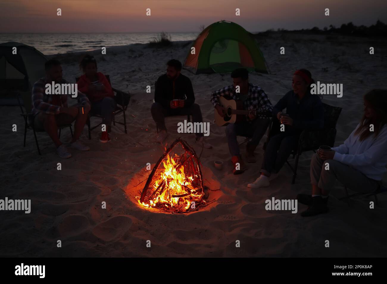 Camping bonfire beach group hi-res stock photography and images - Alamy