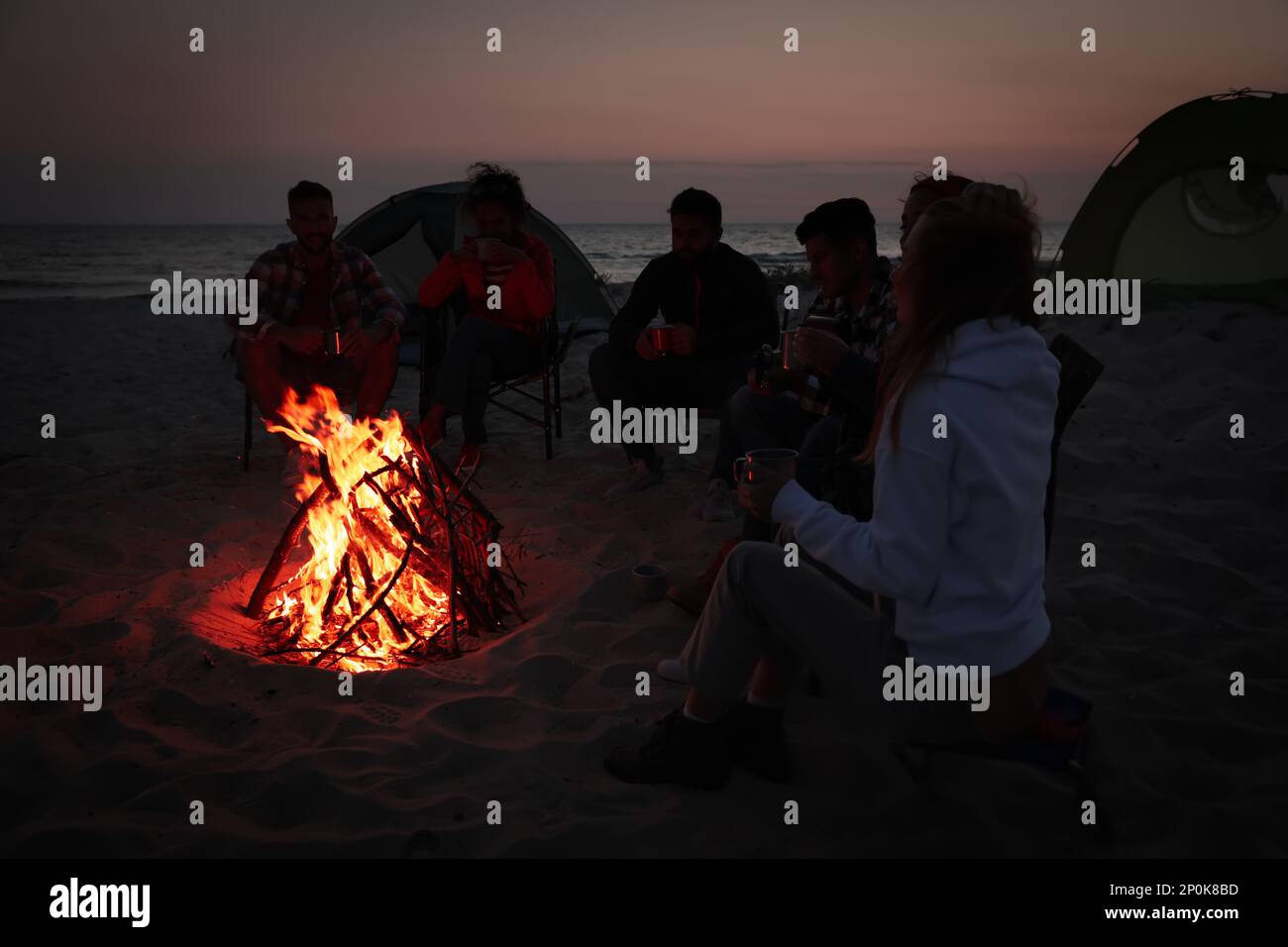 Camping bonfire beach group hi-res stock photography and images - Alamy