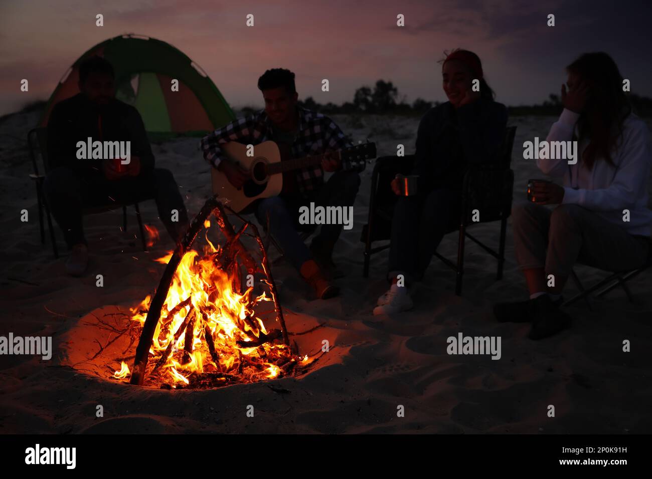 Camping bonfire beach group hi-res stock photography and images - Alamy