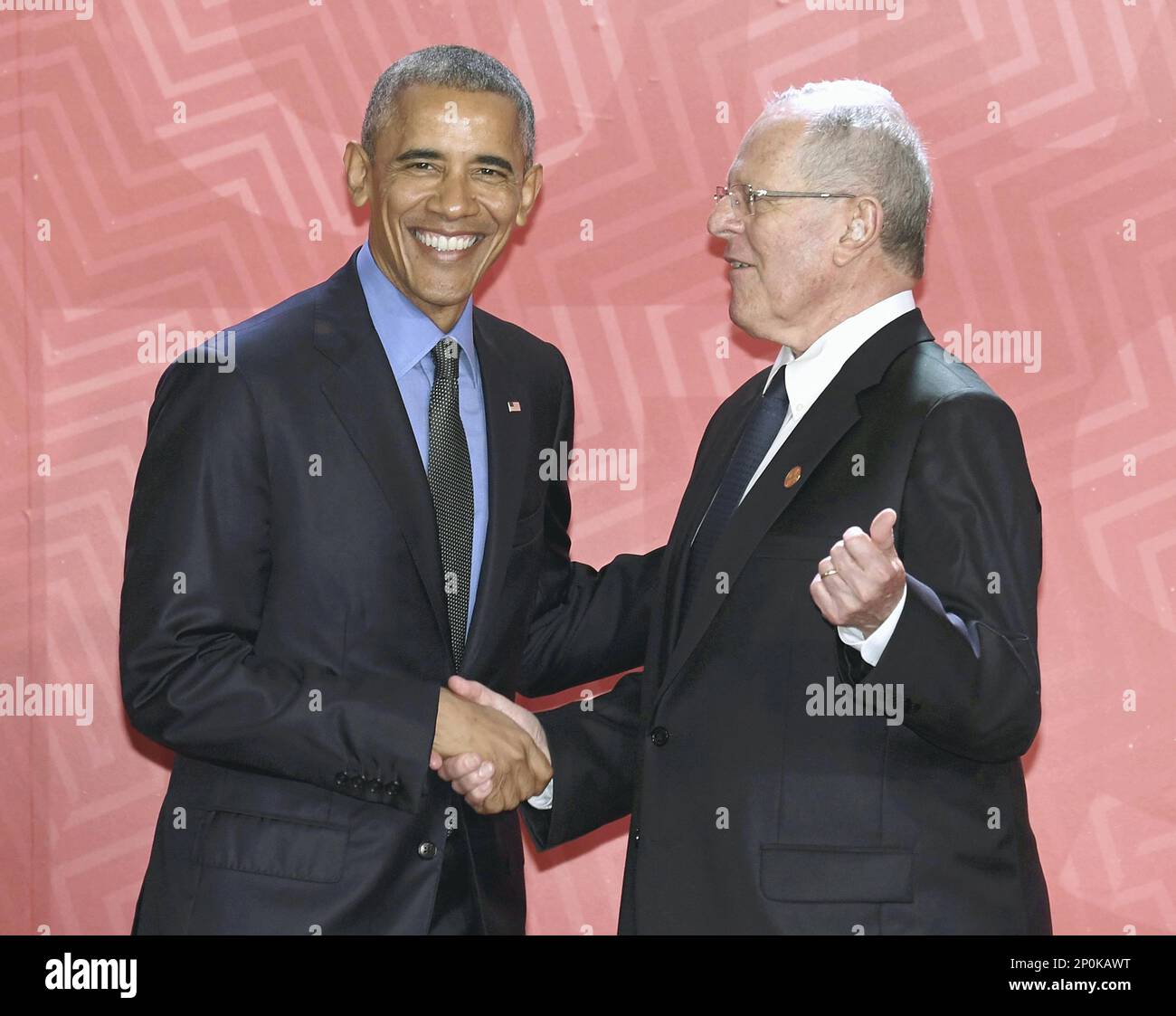 American President Barack Obama (L) and Peruvian President Pedro Pablo ...
