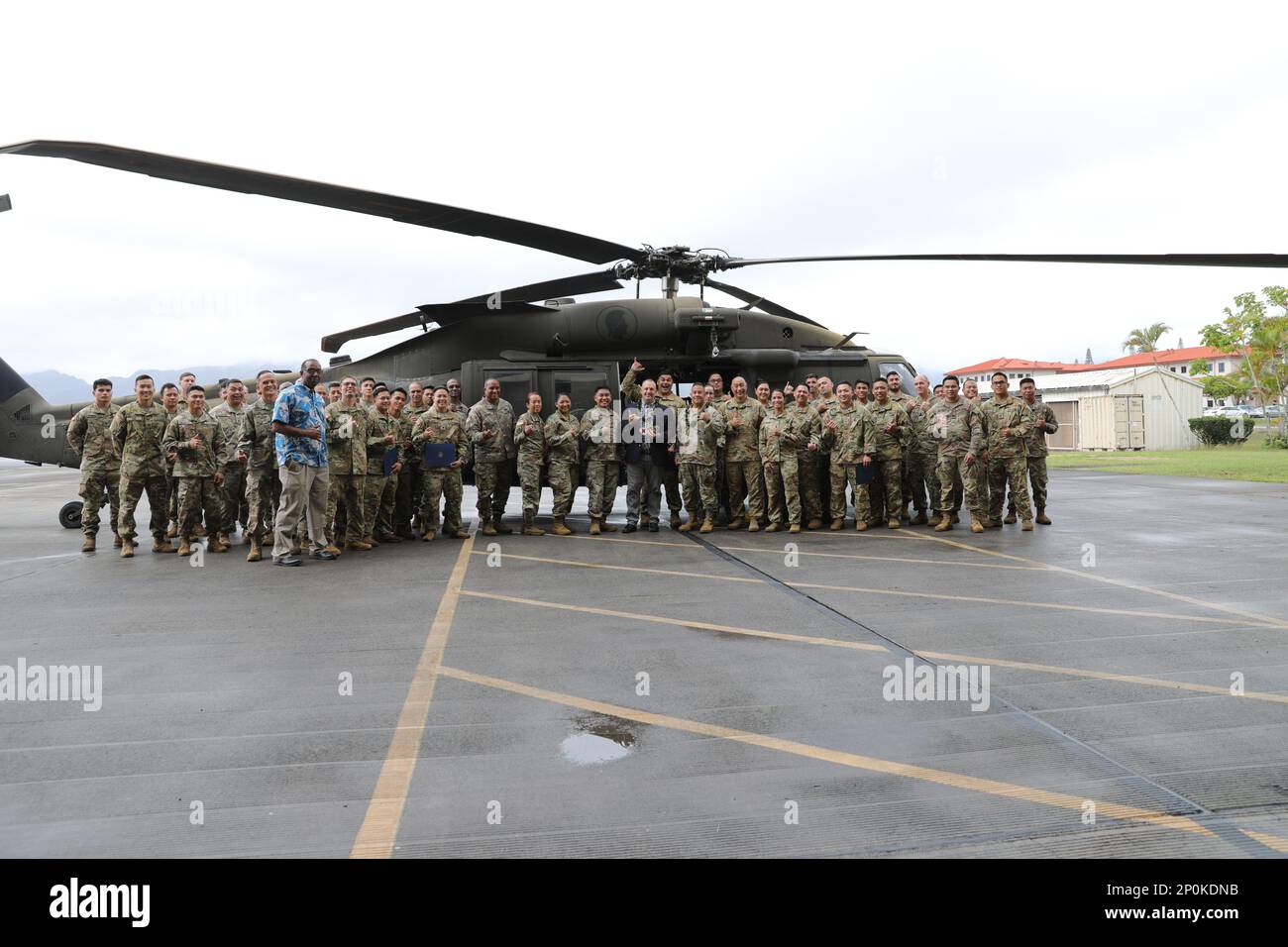 Hawaii Army National Guard (HIARNG) Soldiers from the 189th Aviation ...