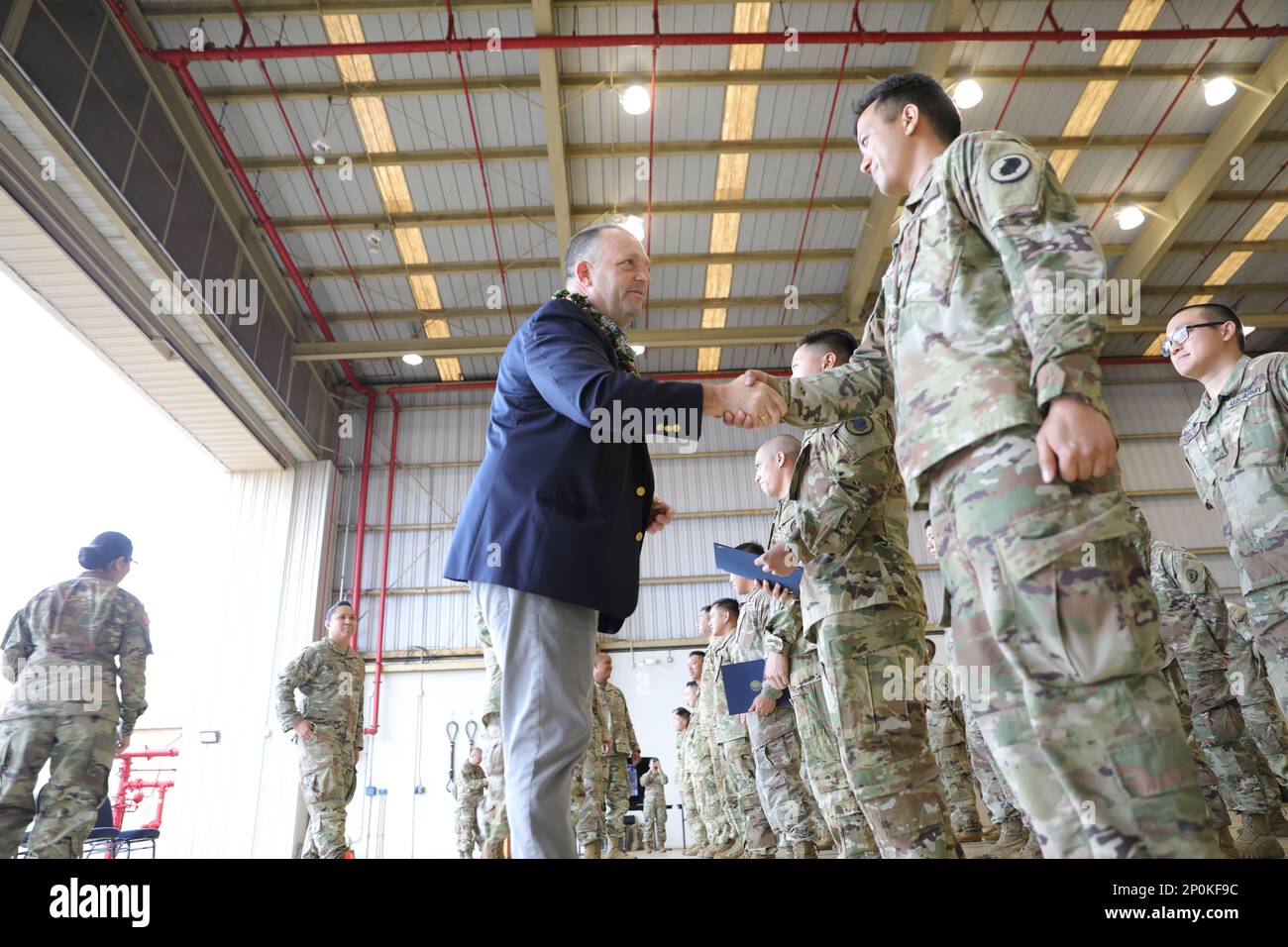 Hawaii Army National Guard (HIARNG) Soldiers from the 189th Aviation ...