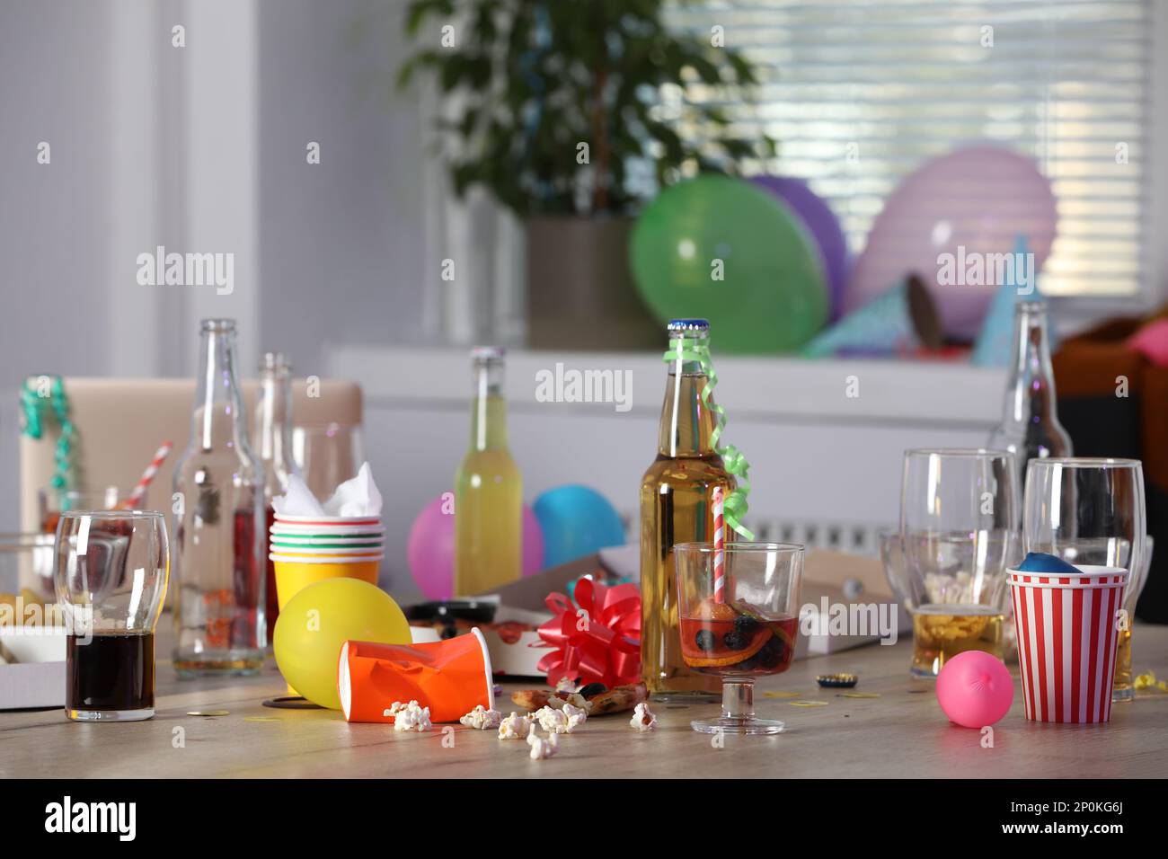 Messy birthday party table hi-res stock photography and images - Alamy