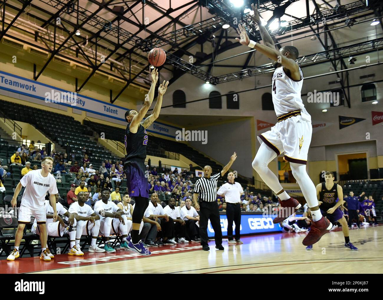 ORLANDO, FL - NOVEMBER 17: University of Northern Iowa guard Jordan ...