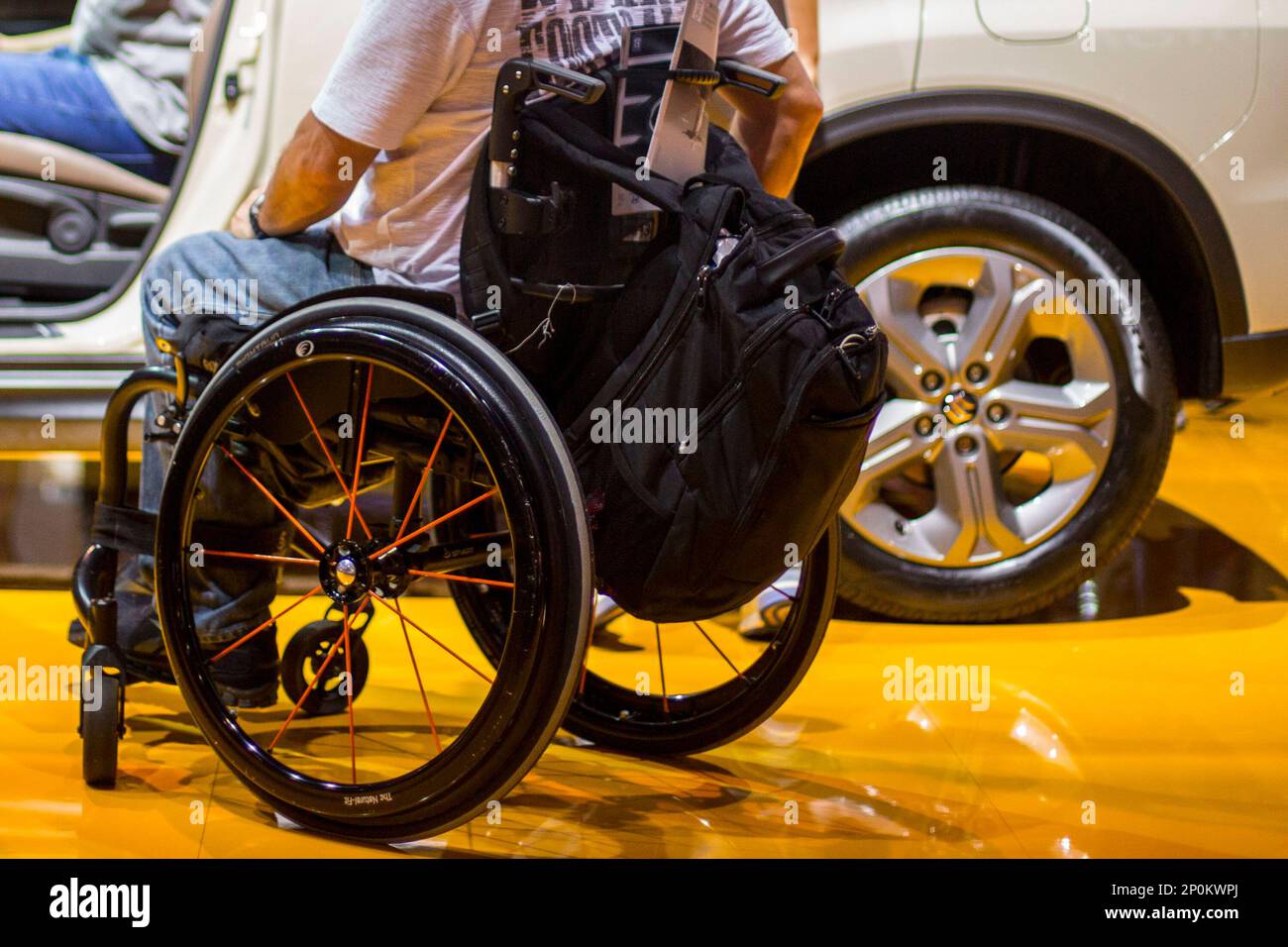 SAO PAULO - SP - 16/11/2016 - Cadeirante observa carro no stand da ...