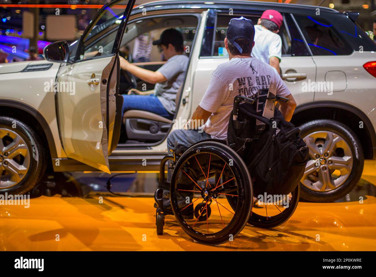 SAO PAULO - SP - 16/11/2016 - Cadeirante observa carro no stand da ...