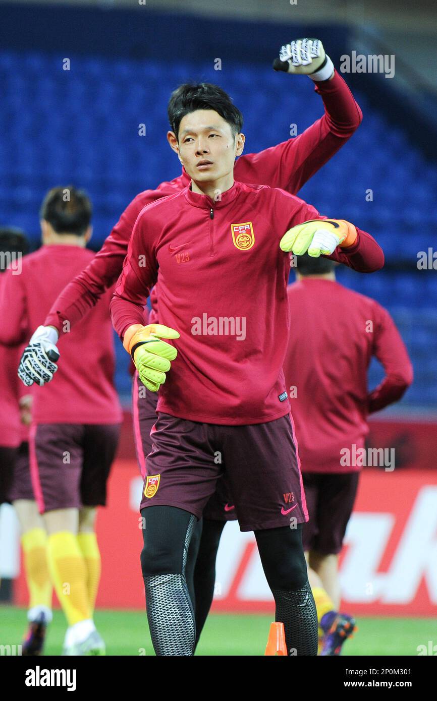 Players of the Chinese national men's football team practise during a ...