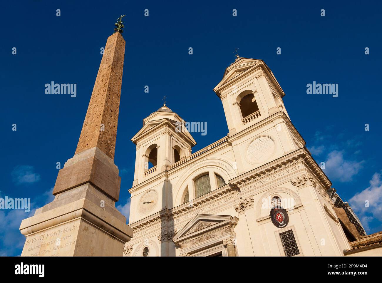 Egyptian obelisk in the center hi-res stock photography and images - Alamy
