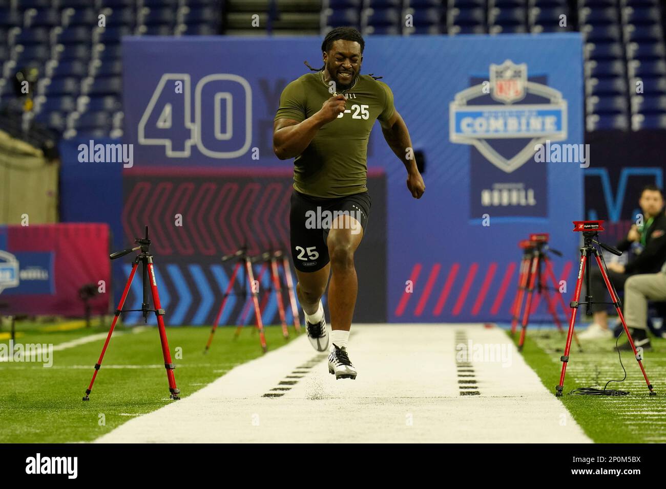 Kansas linebacker Lonnie Phelps runs the 40-yard dash at the NFL ...