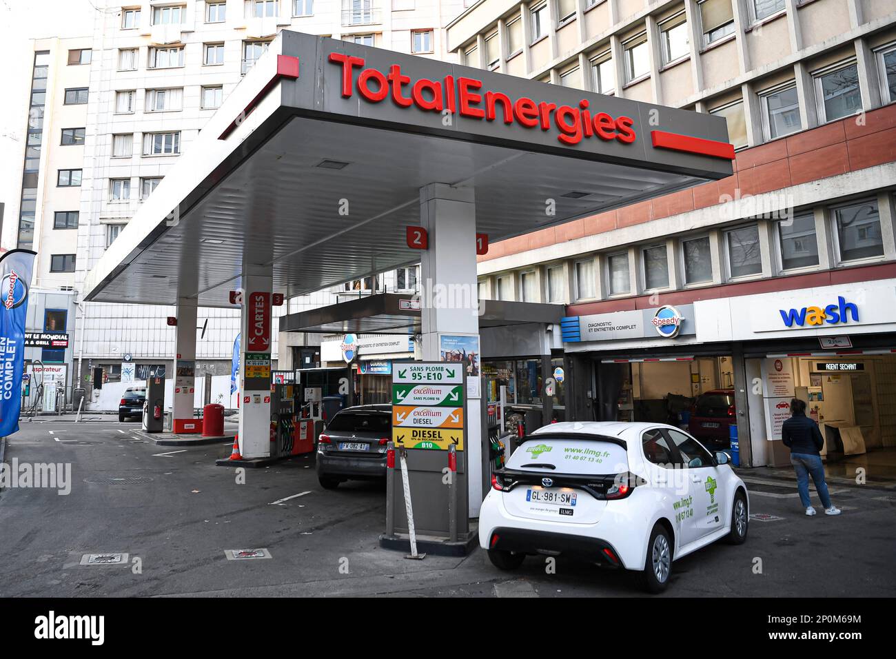 Motorway service stations hi-res stock photography and images - Alamy