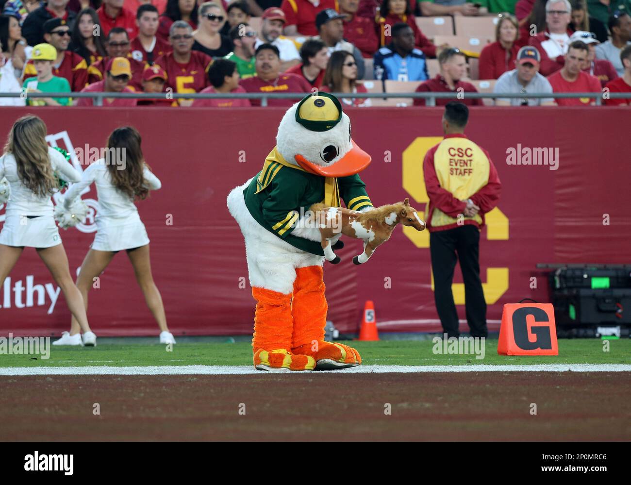 LOS ANGELES, CA - NOVEMBER 05: The Oregon Duck shows off his moves ...