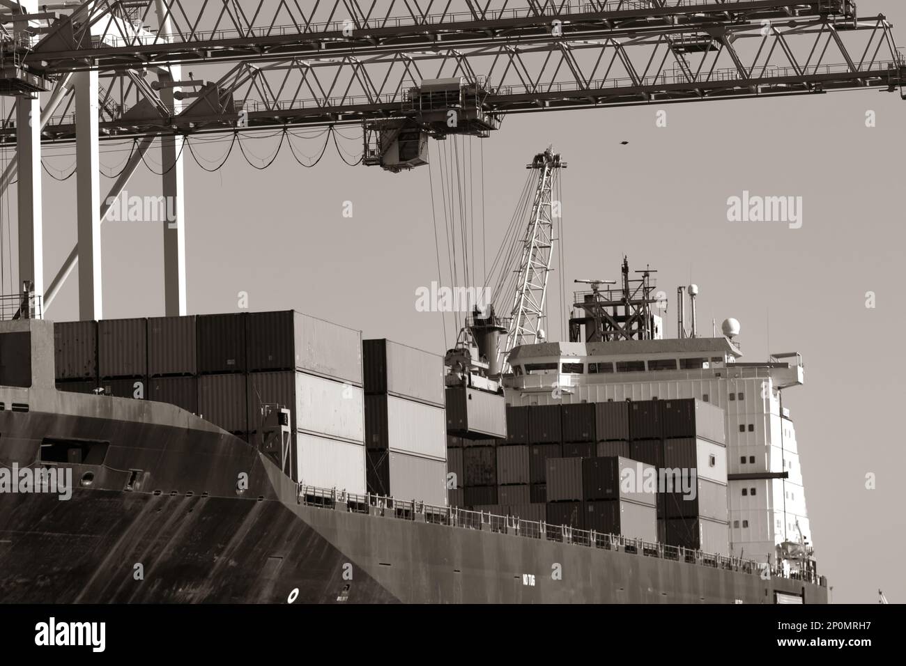 Logistics terminal sends import-export cargo containers to cargo ship ...