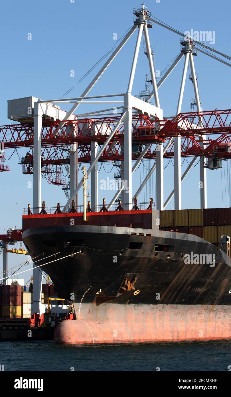 Logistics terminal sends import-export cargo containers to cargo ship ...