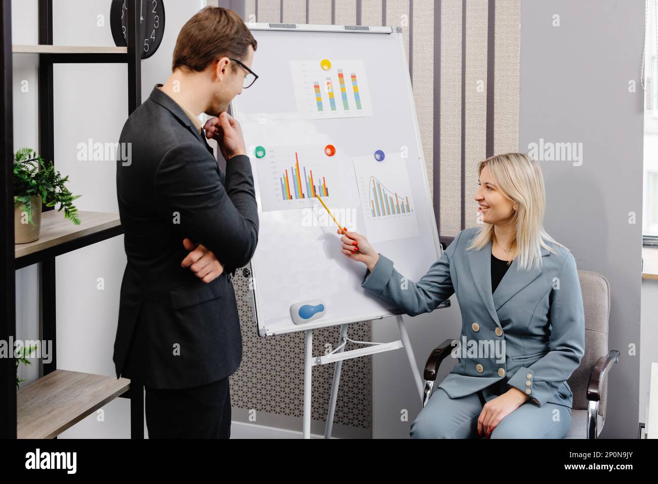 Business coach gives corporate presentation hi-res stock photography ...
