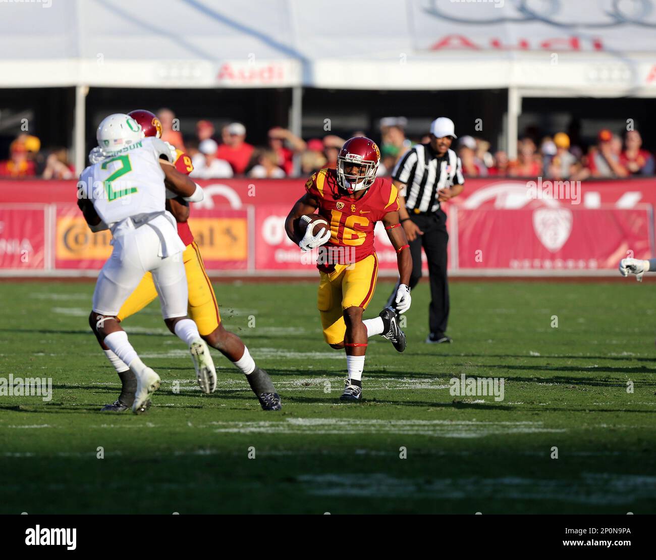 LOS ANGELES, CA - NOVEMBER 05: USC (16) Dominic Davis (RB) runs the ...