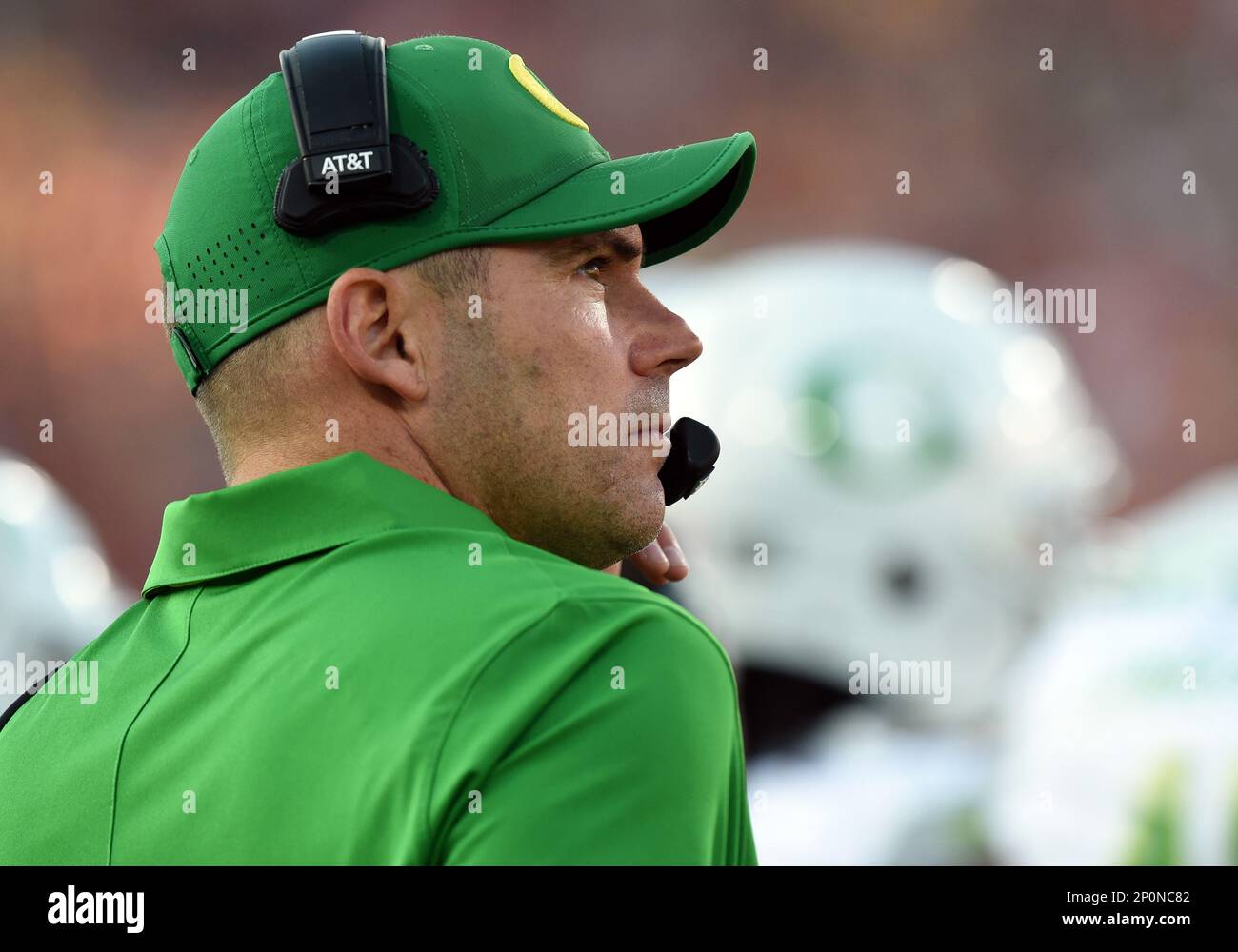 LOS ANGELES, CA - NOVEMBER 05: Oregon head coach Mark Helfrich during ...