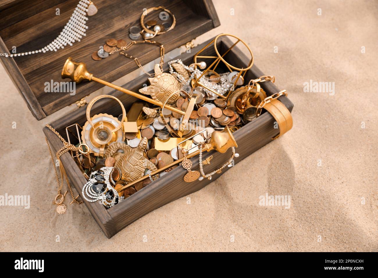 Gold treasure chest top view hi-res stock photography and images - Alamy