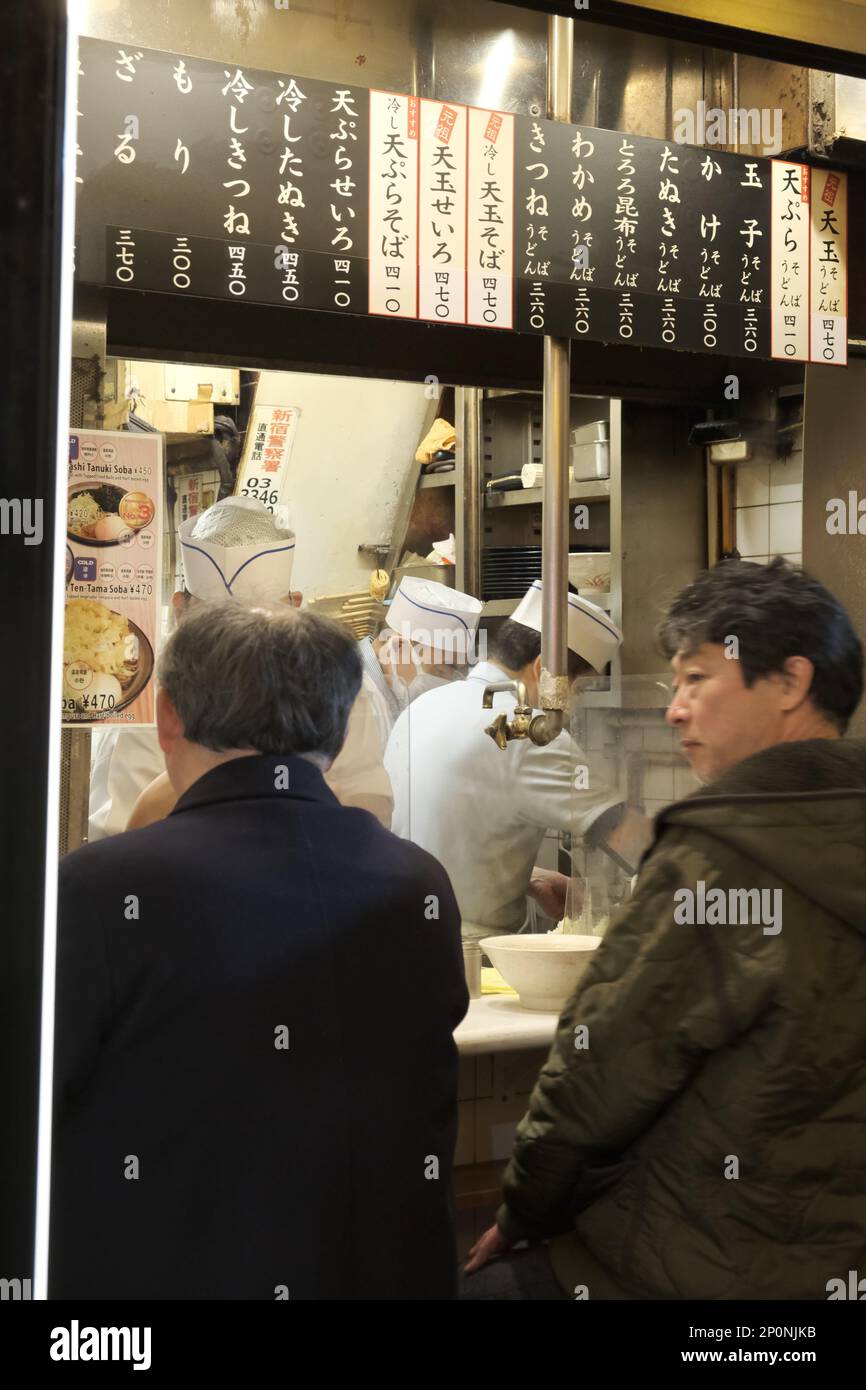 People eating in small alleyway restaurants in Shinjuku, Japan Stock ...