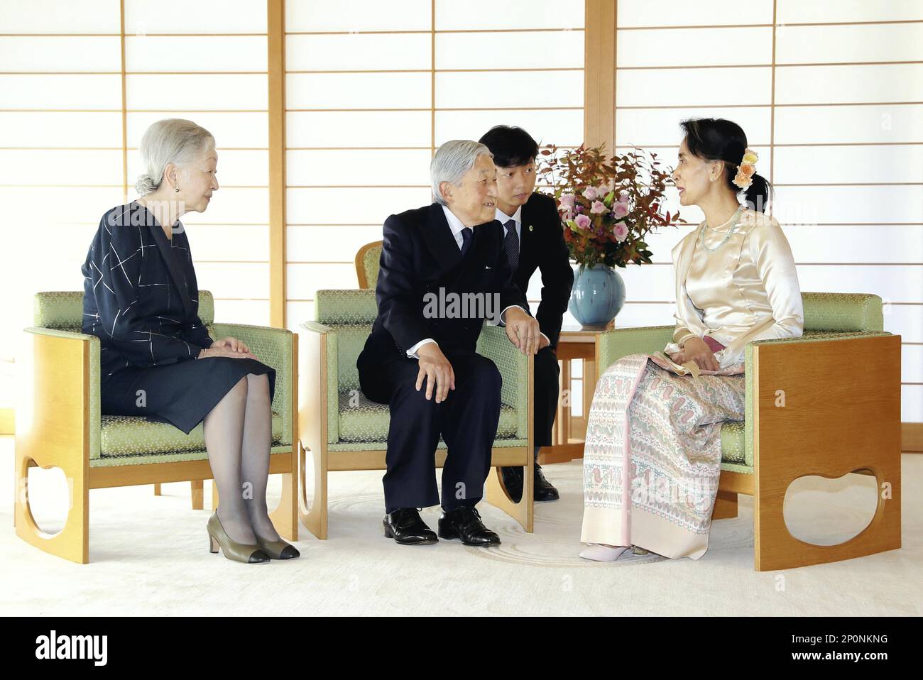 Japanese Emperor Akihito (C) and Empress Michiko (L) hold a meeting ...