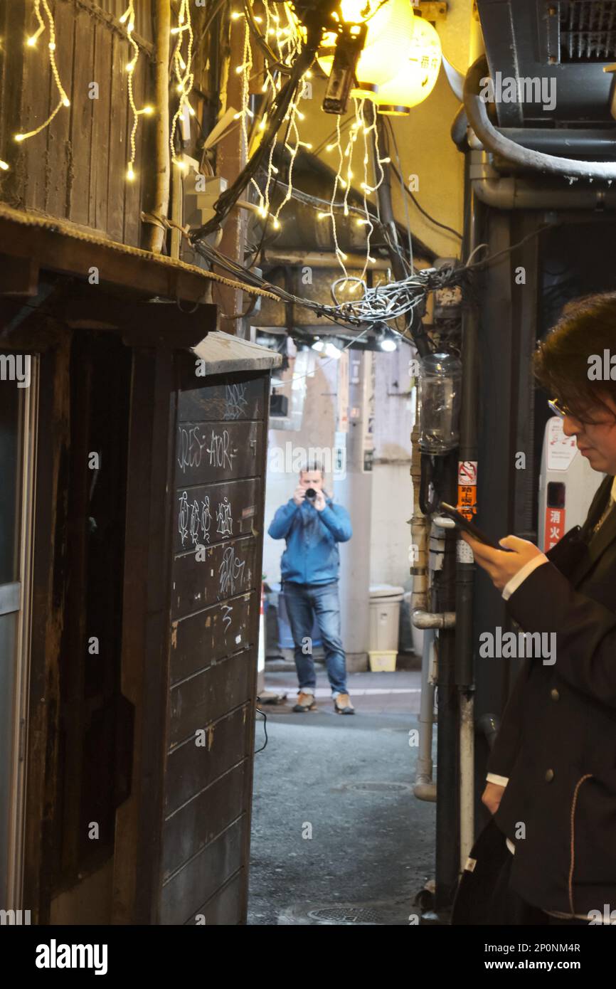 Man in alleyway tokyo hi-res stock photography and images - Alamy