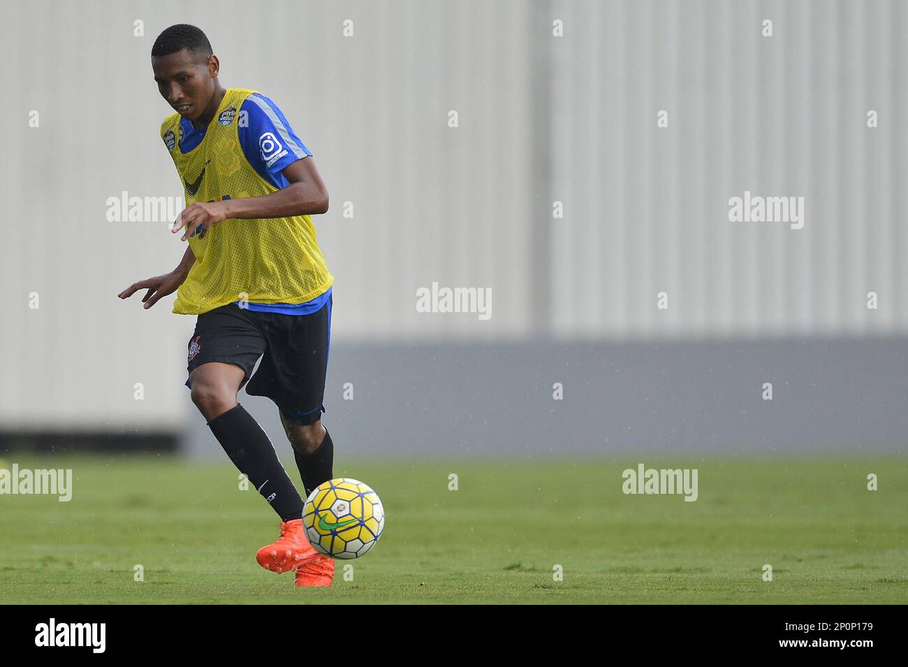 SAO PAULO - SP - 31/10/2016 - TREINO DO CORINTHIANS - Warian durante ...