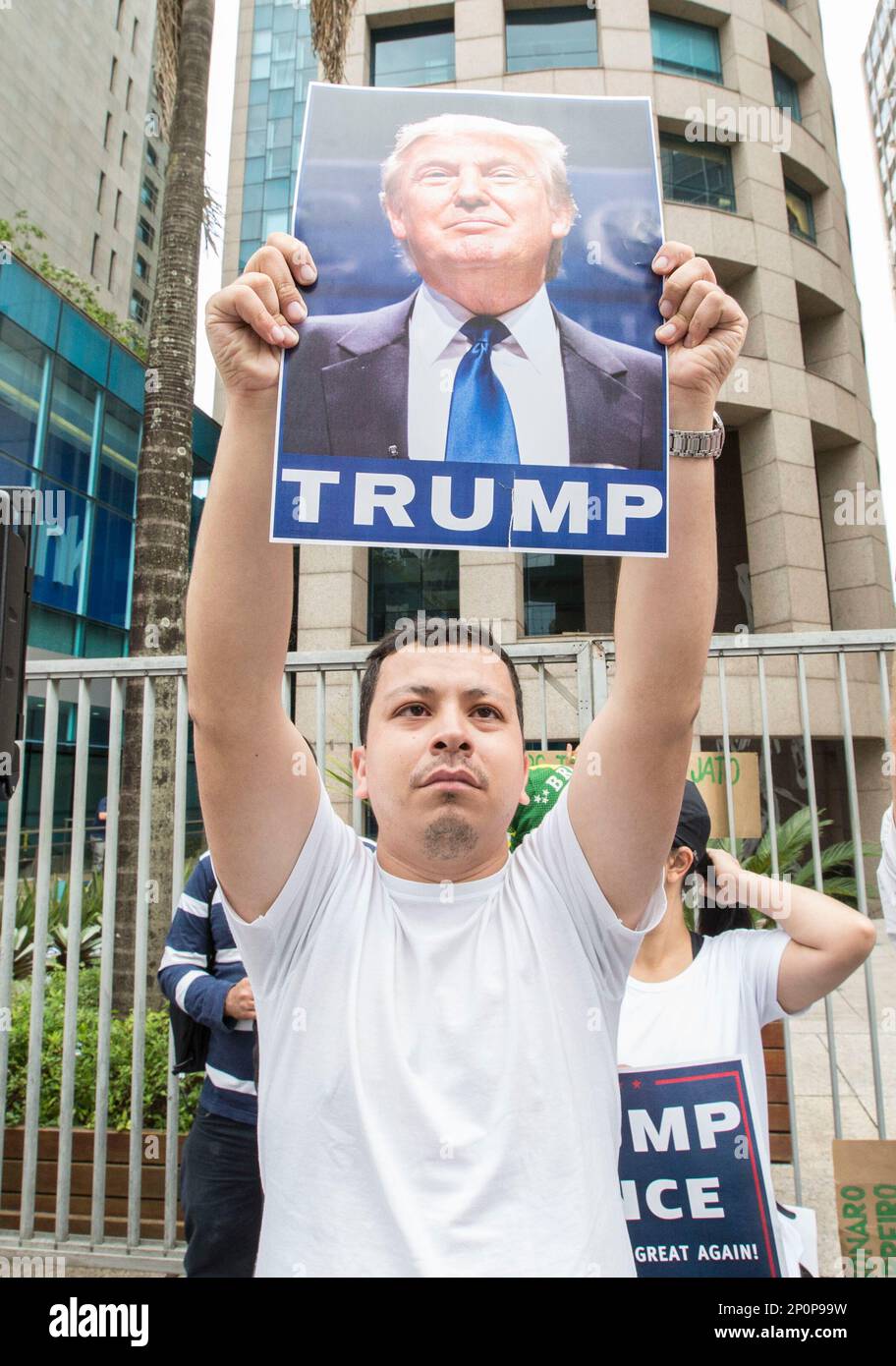 SAO PAULO - SP - 29/10/2016 - Apoiadores de Donald Trump exibem faixas ...