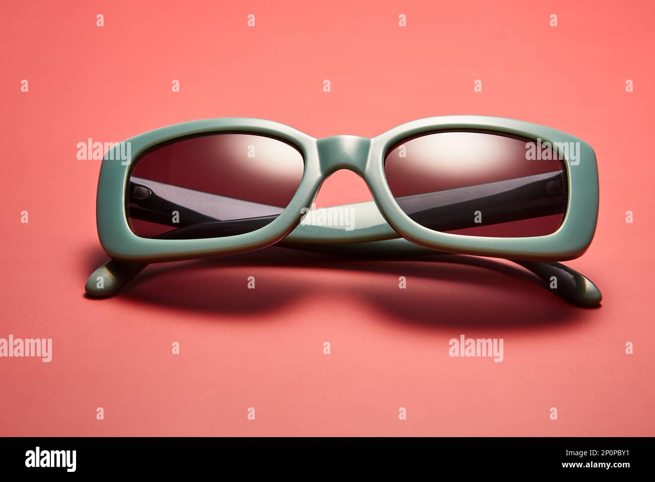 Wide rimmed glasses hi-res stock photography and images - Alamy
