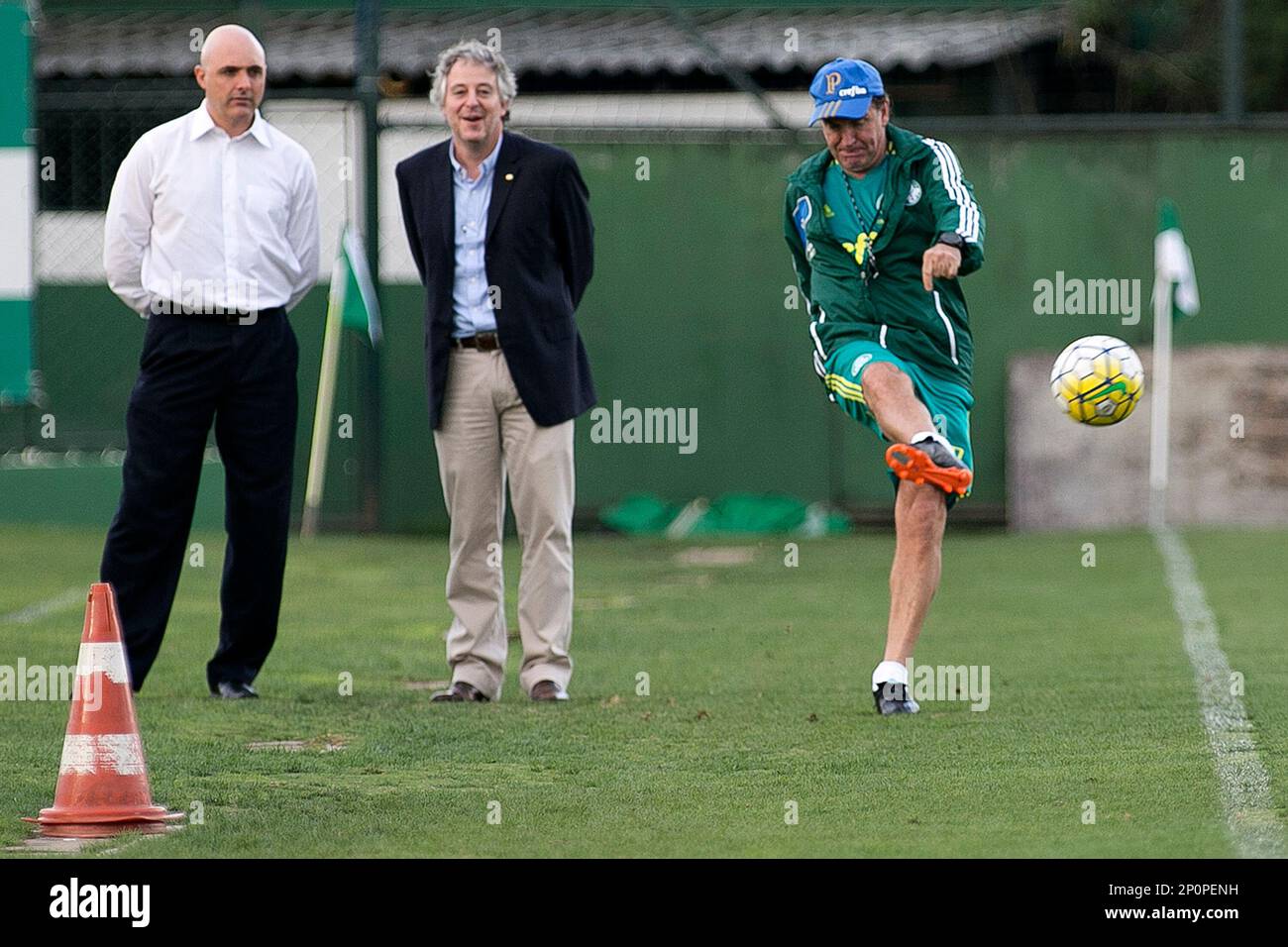SAO PAULO - SP - 27/10/2016 - TREINO DO PALMEIRAS - Paulo Nobre, Mauricio Galiotti e Cuca ...