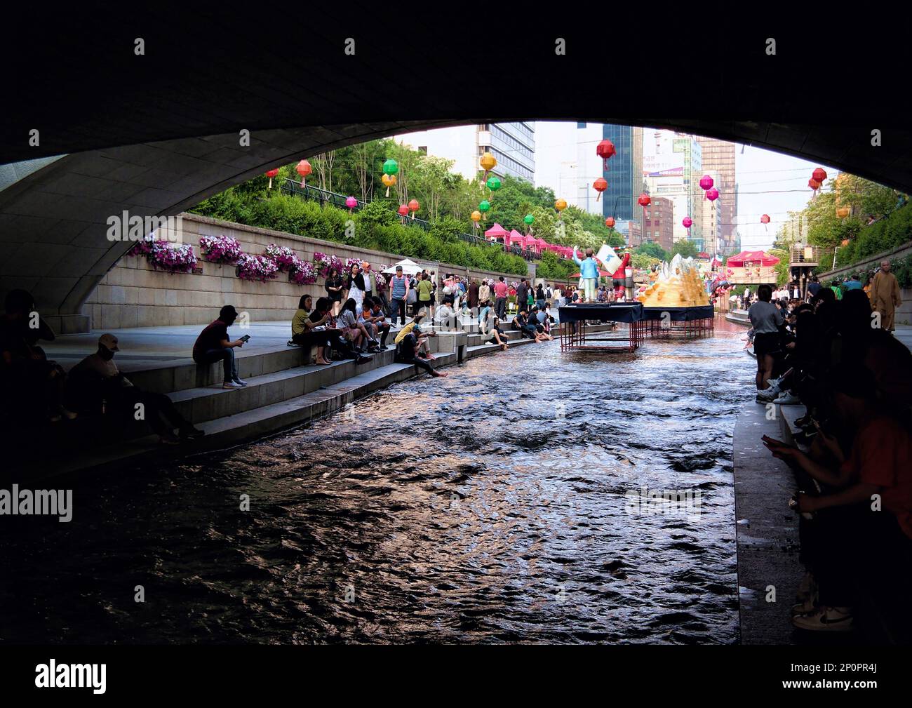 Seoul, South Korea - May 2019: Scenic view of the Cheonggye Stream ...