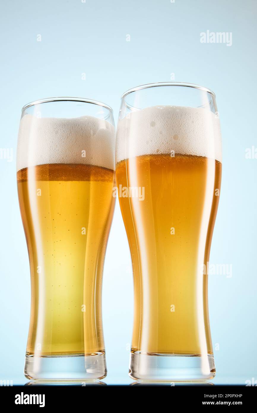 Fizzy yellow beer poured hi-res stock photography and images - Alamy